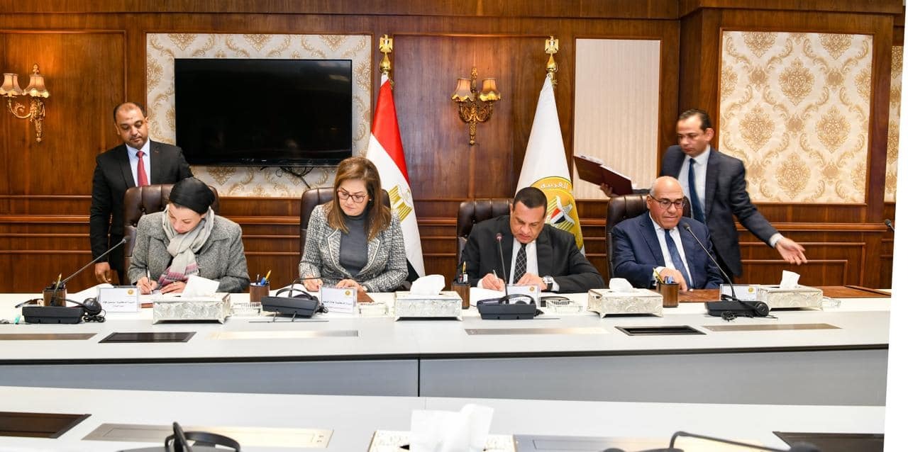 Government officials sign contracts for EGP 565m solid waste management ...